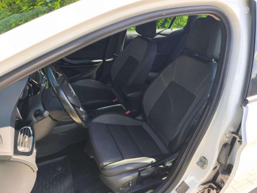 White Opel Astra 2022 in Kalvarija, with an engine capacity of 1.34 L and mileage of 101 thousand km for 11556 €, photo 13 on AUTOMOTO.COM.LV