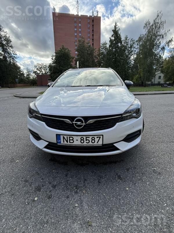 White Opel Astra 2022 in Riga, with an engine capacity of 1.20 L and mileage of 21 thousand km for 11400 €, photo 1 on AUTOMOTO.COM.LV