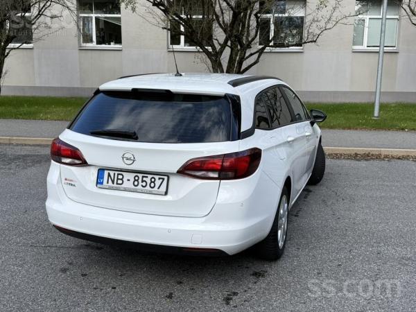 White Opel Astra 2022 in Riga, with an engine capacity of 1.20 L and mileage of 21 thousand km for 11400 €, photo 5 on AUTOMOTO.COM.LV