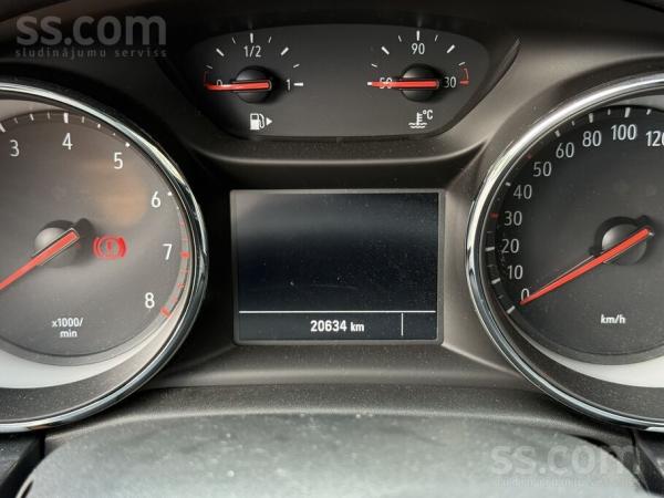 White Opel Astra 2022 in Riga, with an engine capacity of 1.20 L and mileage of 21 thousand km for 11400 €, photo 7 on AUTOMOTO.COM.LV