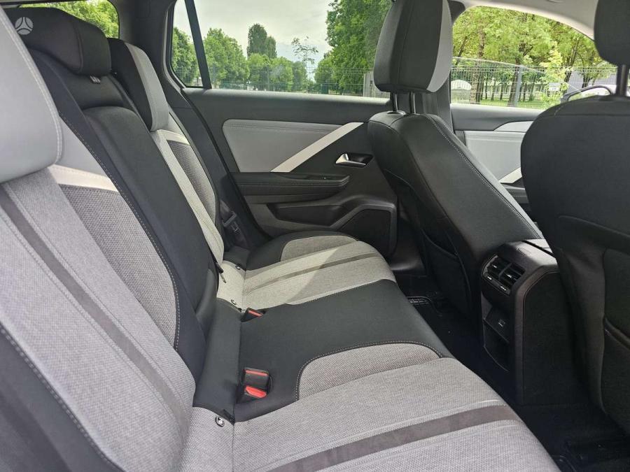 White Opel Astra 2023 in Kaunas, with an engine capacity of 1.50 L and mileage of 131 thousand km for 14999 €, photo 16 on AUTOMOTO.COM.LV