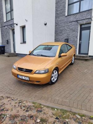 Yellow Opel Astra 2000 in Vilnius, with an engine capacity of 1.80 L and mileage of 280 thousand km for 900 €, photo  on AUTOMOTO.COM.LV