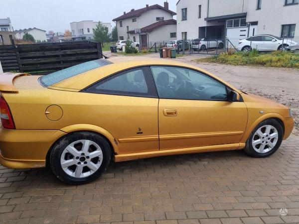 Yellow Opel Astra 2000 in Vilnius, with an engine capacity of 1.80 L and mileage of 280 thousand km for 900 €, photo 3 on AUTOMOTO.COM.LV