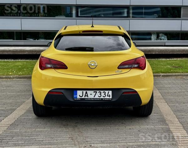 Yellow Opel Astra 2012 in Riga, with an engine capacity of 1.80 L and mileage of 182 thousand km for 4440 €, photo 5 on AUTOMOTO.COM.LV