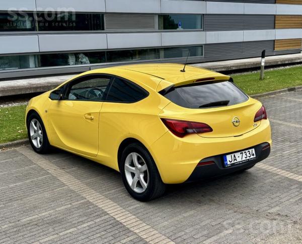 Yellow Opel Astra 2012 in Riga, with an engine capacity of 1.80 L and mileage of 182 thousand km for 4440 €, photo 8 on AUTOMOTO.COM.LV