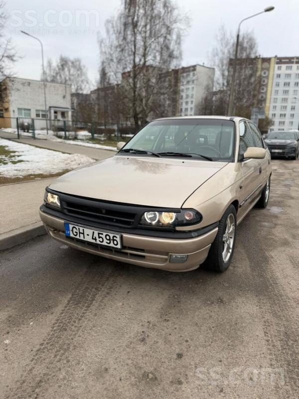 Dzeltens Opel Astra 1997 Rīga, ar dzinēja tilpumu 2.00 L un nobraukumu 233 tūkst. km par 1800 €, foto 1 vietnē AUTOMOTO.COM.LV