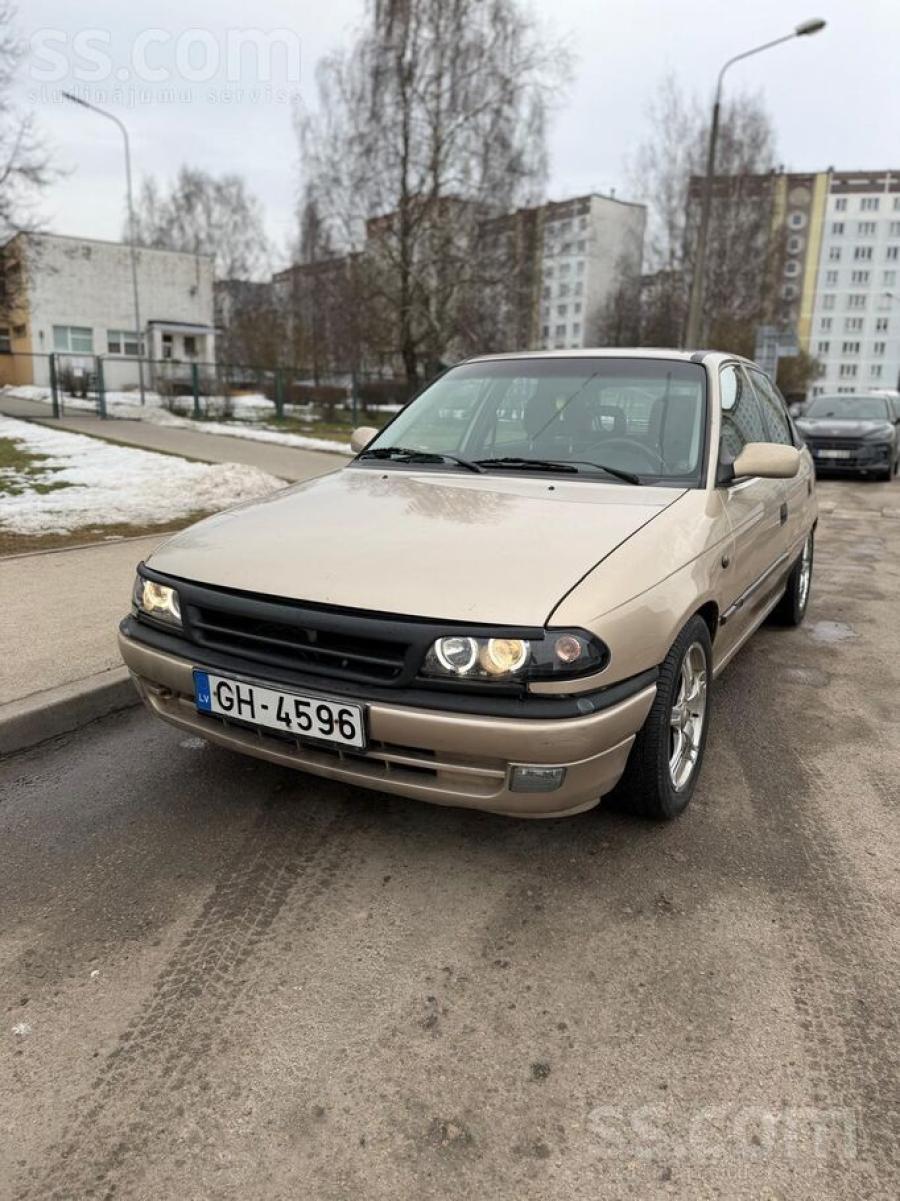 Желтый Опель Астра 1997 в Рига, объемом двигателя 2.00 л и пробегом 233 тыс. км за 1800 €, фото 1 на AUTOMOTO.COM.LV