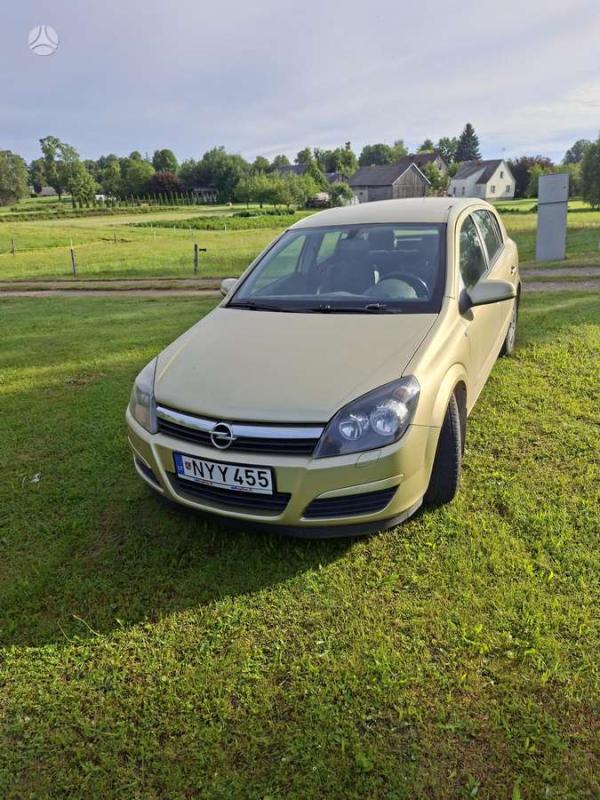 Yellow Opel Astra 2004 in Prienai, with an engine capacity of 1.60 L and mileage of 200 thousand km for 1200 €, photo 1 on AUTOMOTO.COM.LV