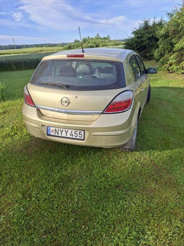 Yellow Opel Astra 2004 in Prienai, with an engine capacity of 1.60 L and mileage of 200 thousand km for 1200 €, photo 3 on AUTOMOTO.COM.LV