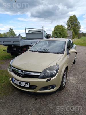 Yellow Opel Astra 2005 in Liepaja, with an engine capacity of 1.60 L and mileage of 195 thousand km for 1380 €, photo 2 on AUTOMOTO.COM.LV
