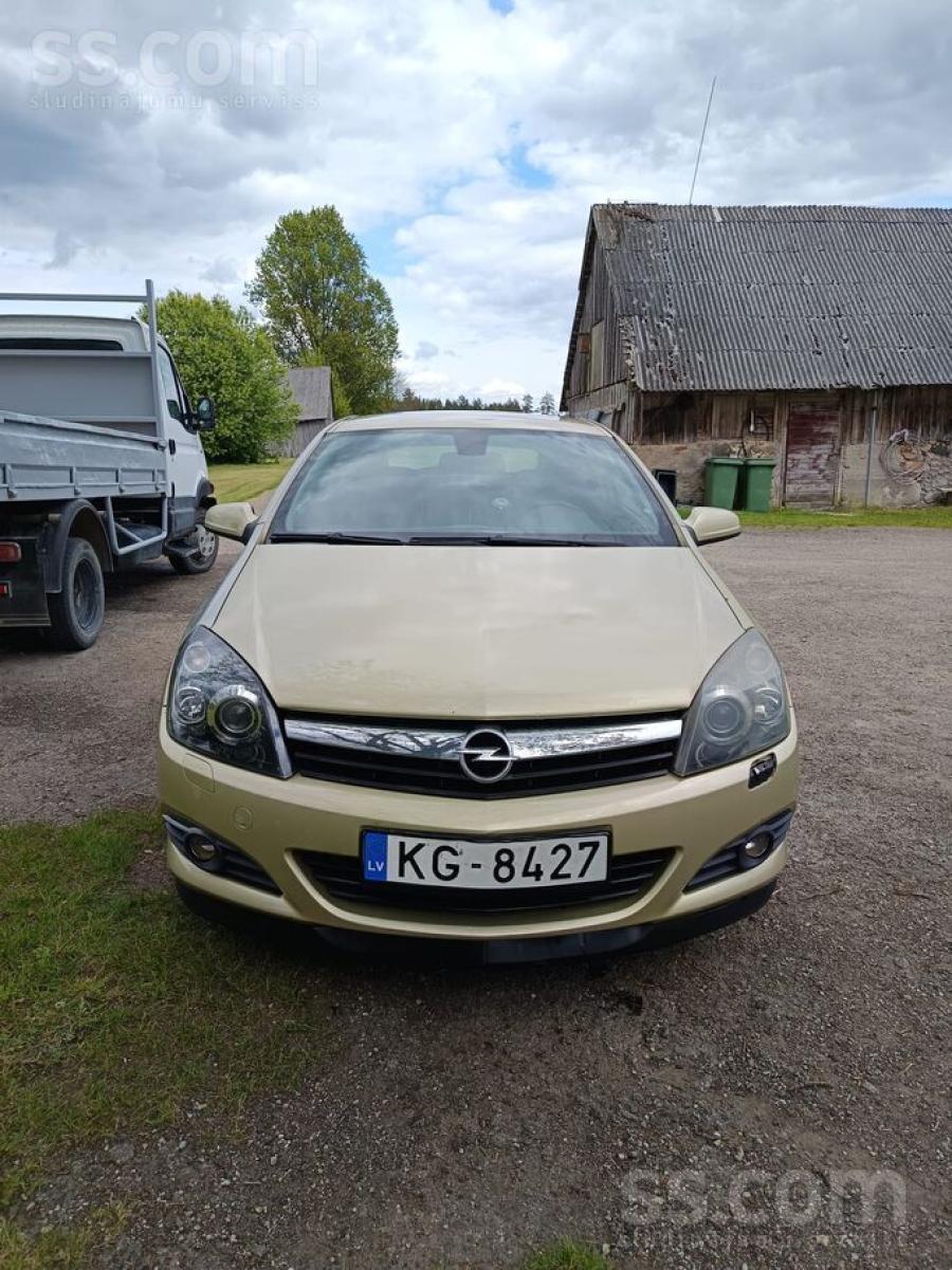 Yellow Opel Astra 2005 in Liepaja, with an engine capacity of 1.60 L and mileage of 195 thousand km for 1380 €, photo 3 on AUTOMOTO.COM.LV