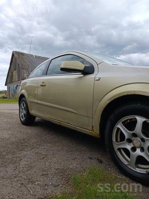 Yellow Opel Astra 2005 in Liepaja, with an engine capacity of 1.60 L and mileage of 195 thousand km for 1380 €, photo 4 on AUTOMOTO.COM.LV
