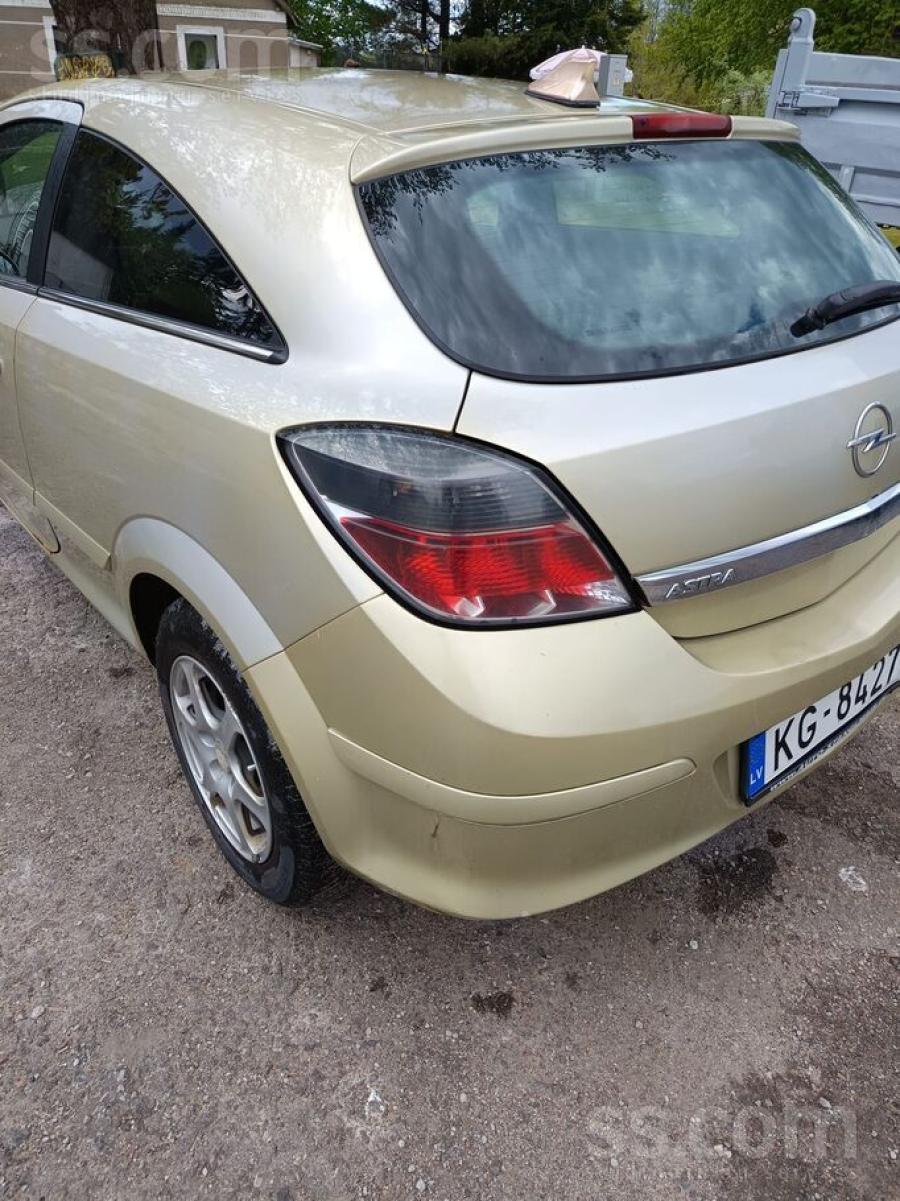 Yellow Opel Astra 2005 in Liepaja, with an engine capacity of 1.60 L and mileage of 195 thousand km for 1380 €, photo 6 on AUTOMOTO.COM.LV
