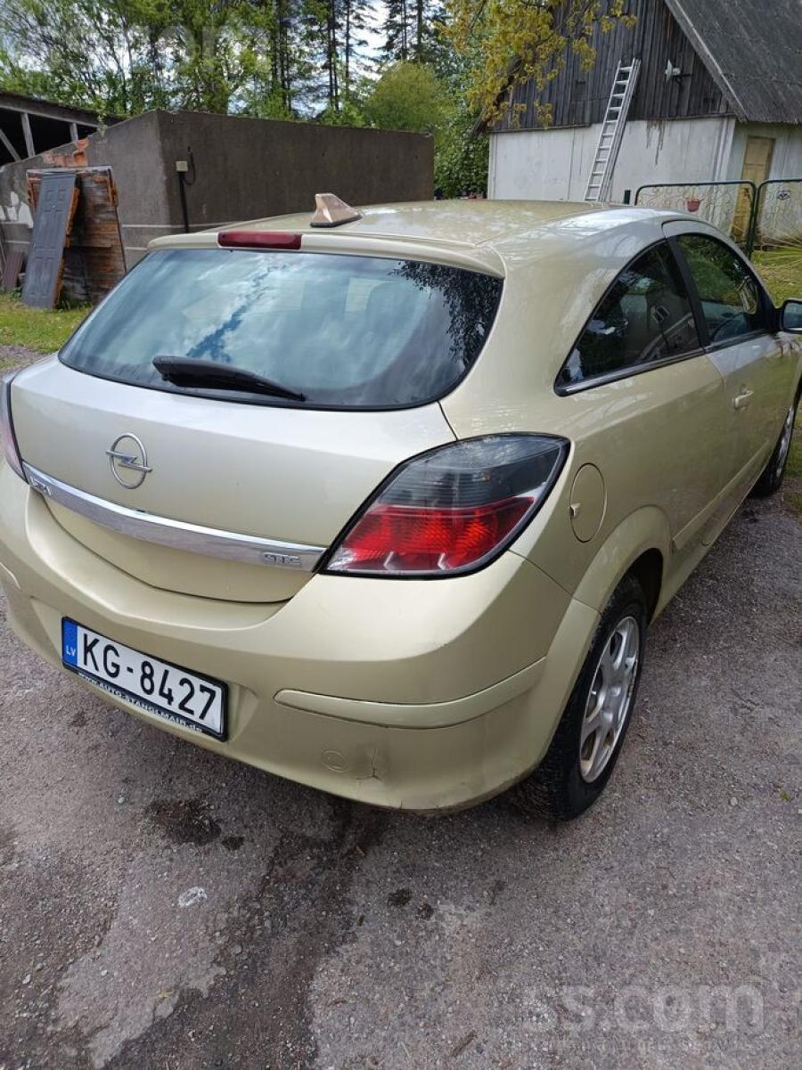 Yellow Opel Astra 2005 in Liepaja, with an engine capacity of 1.60 L and mileage of 195 thousand km for 1380 €, photo 7 on AUTOMOTO.COM.LV