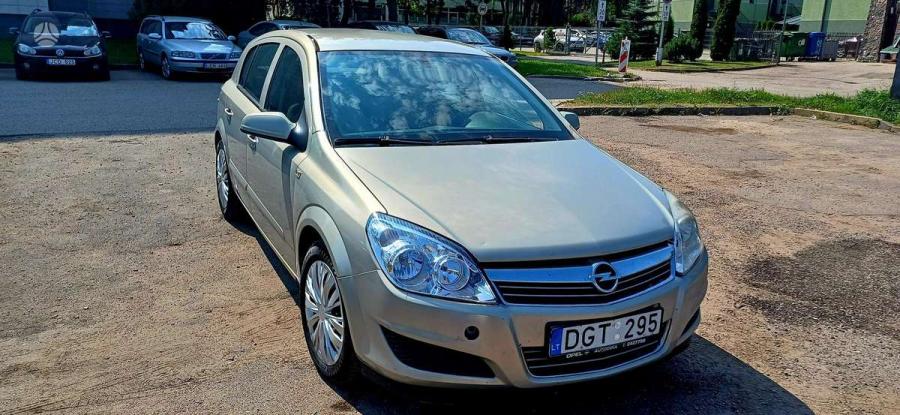 Yellow Opel Astra 2007 in Kaunas, with an engine capacity of 1.69 L and mileage of 265 thousand km for 650 €, photo 3 on AUTOMOTO.COM.LV