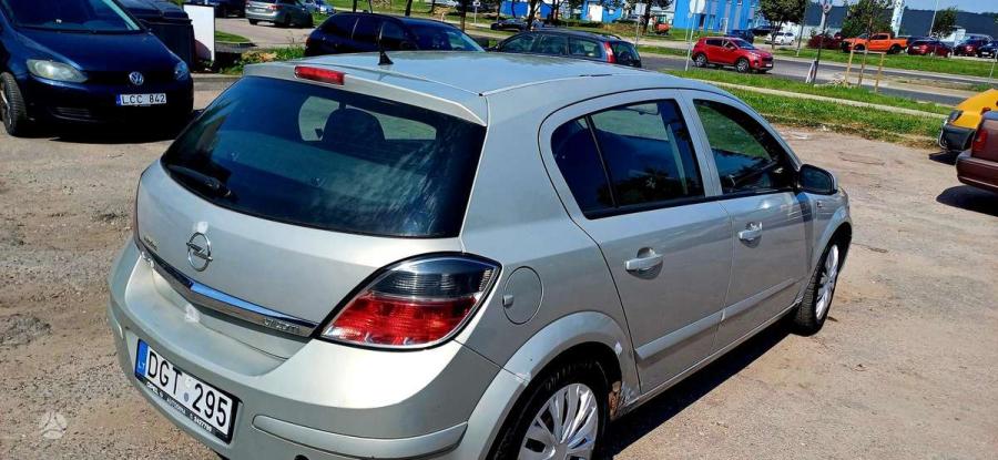 Yellow Opel Astra 2007 in Kaunas, with an engine capacity of 1.69 L and mileage of 265 thousand km for 650 €, photo 8 on AUTOMOTO.COM.LV
