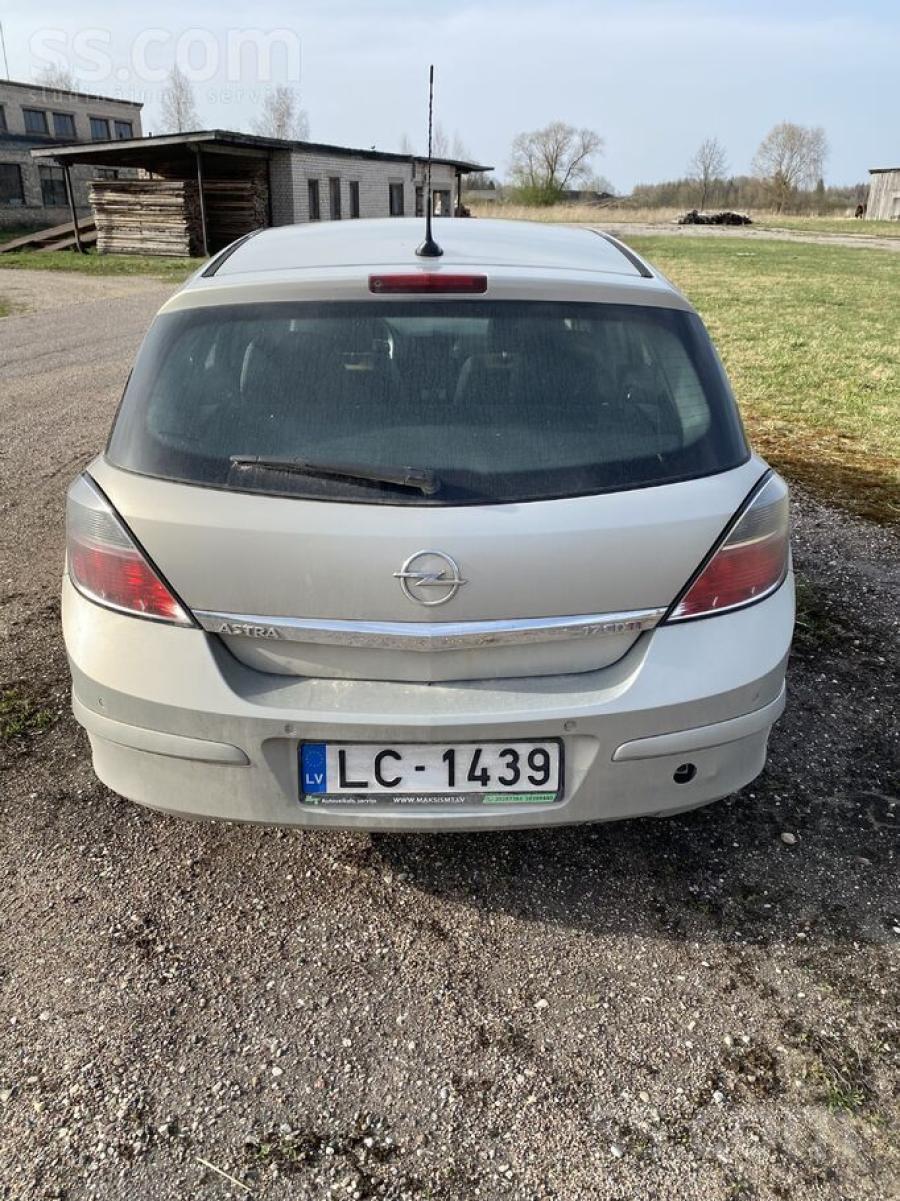 Yellow Opel Astra 2008 in Limbazi, with an engine capacity of 1.70 L and mileage of 435 thousand km for 1500 €, photo 3 on AUTOMOTO.COM.LV