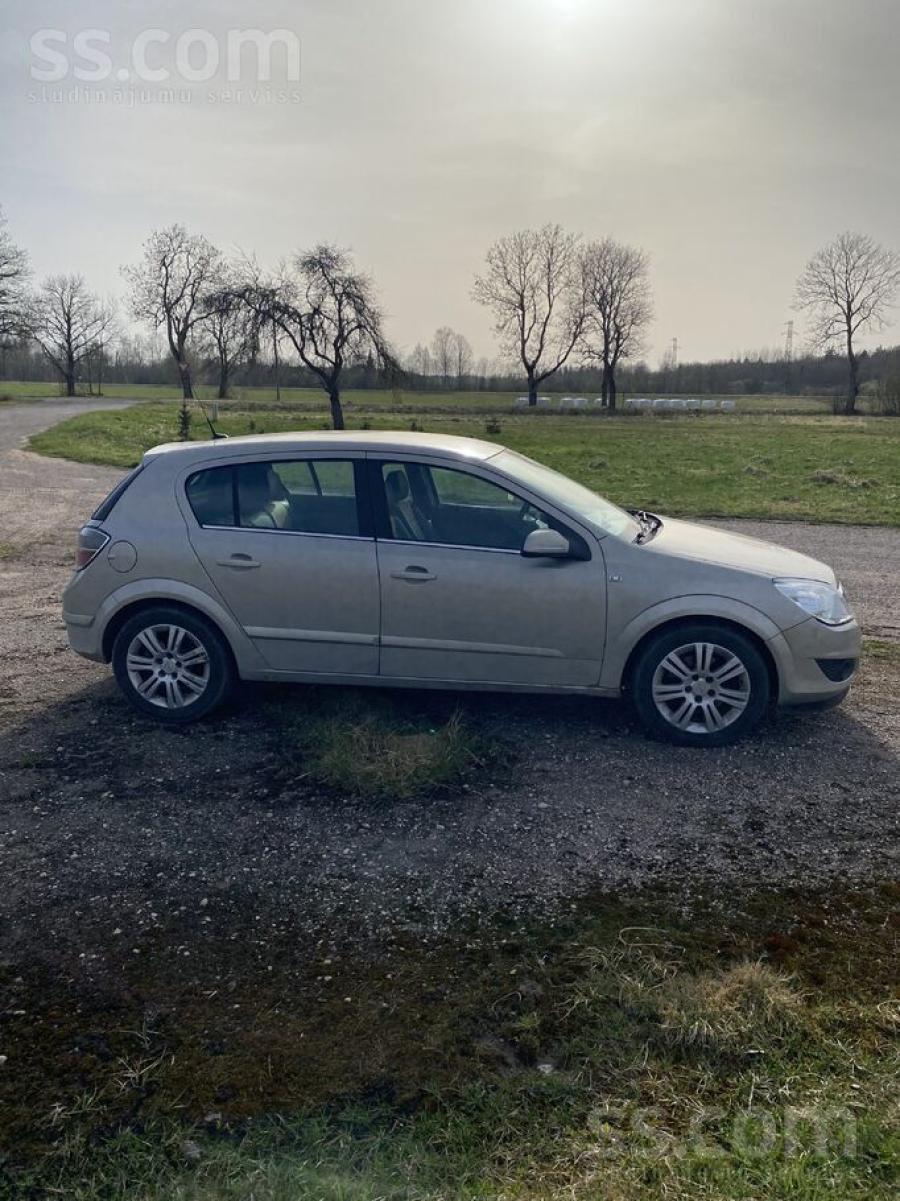 Yellow Opel Astra 2008 in Limbazi, with an engine capacity of 1.70 L and mileage of 435 thousand km for 1500 €, photo 4 on AUTOMOTO.COM.LV