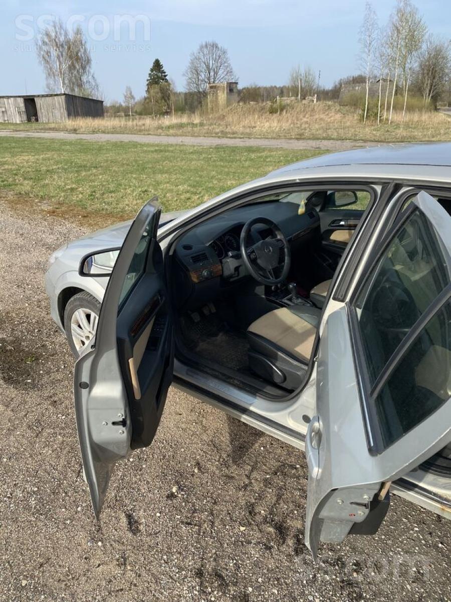 Yellow Opel Astra 2008 in Limbazi, with an engine capacity of 1.70 L and mileage of 435 thousand km for 1500 €, photo 5 on AUTOMOTO.COM.LV