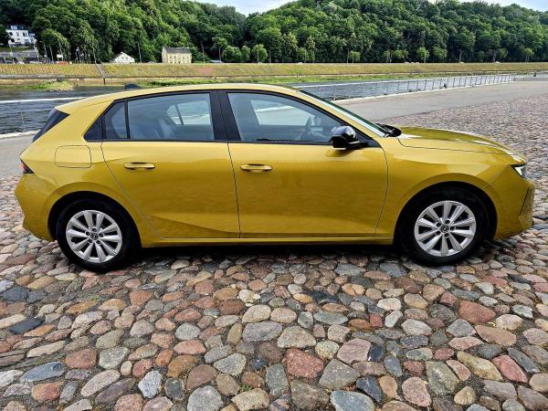 Yellow Opel Astra 2023 in Kaunas, with an engine capacity of 1.20 L and mileage of 35 thousand km for 17900 €, photo 4 on AUTOMOTO.COM.LV