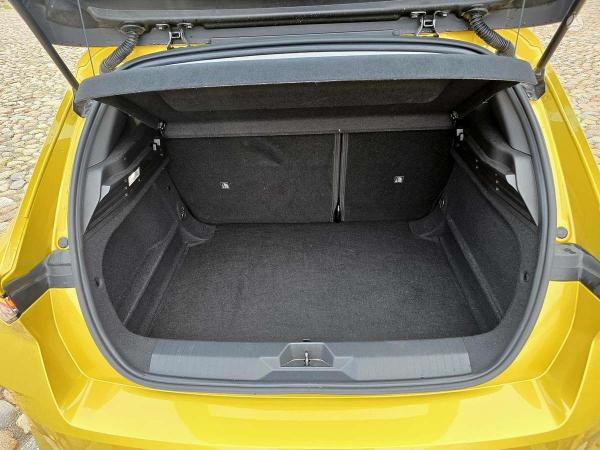 Yellow Opel Astra 2023 in Kaunas, with an engine capacity of 1.20 L and mileage of 35 thousand km for 17900 €, photo 9 on AUTOMOTO.COM.LV