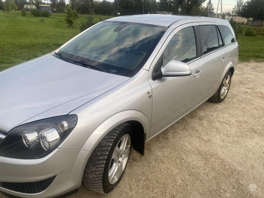 Yellow Opel Astra 2010 in Joniskis, with an engine capacity of 1.91 L and mileage of 265 thousand km for 2000 €, photo 1 on AUTOMOTO.COM.LV