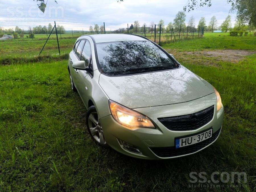 Yellow Opel Astra 2011 in Jelgava, with an engine capacity of 1.70 L and mileage of 348 thousand km for 2450 €, photo 1 on AUTOMOTO.COM.LV