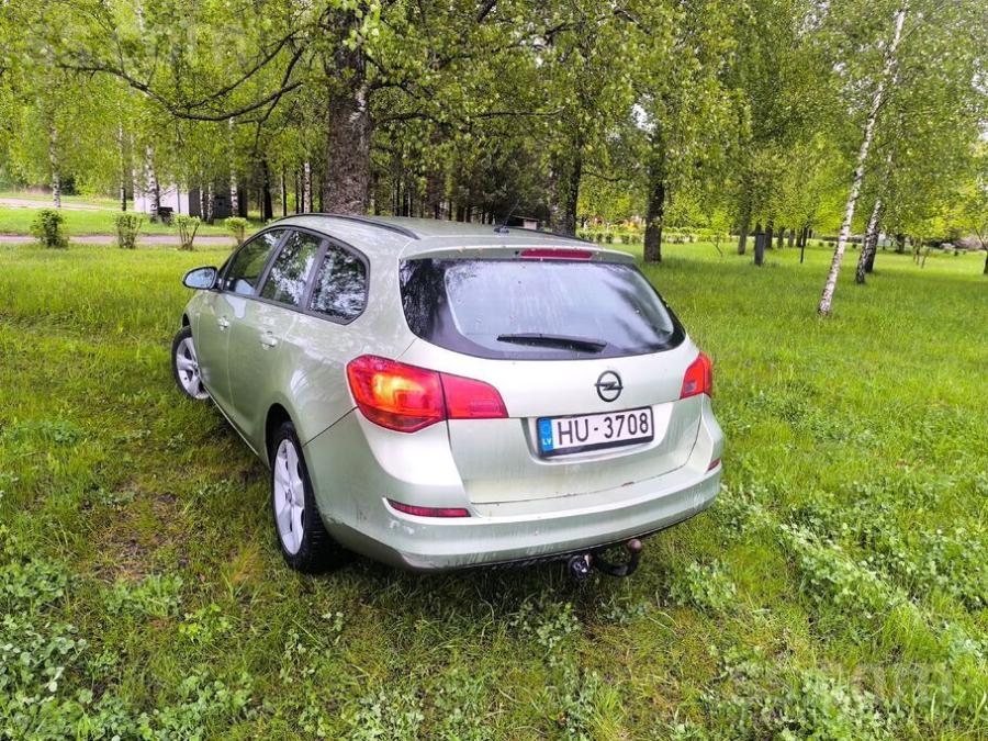 Yellow Opel Astra 2011 in Jelgava, with an engine capacity of 1.70 L and mileage of 348 thousand km for 2450 €, photo 4 on AUTOMOTO.COM.LV
