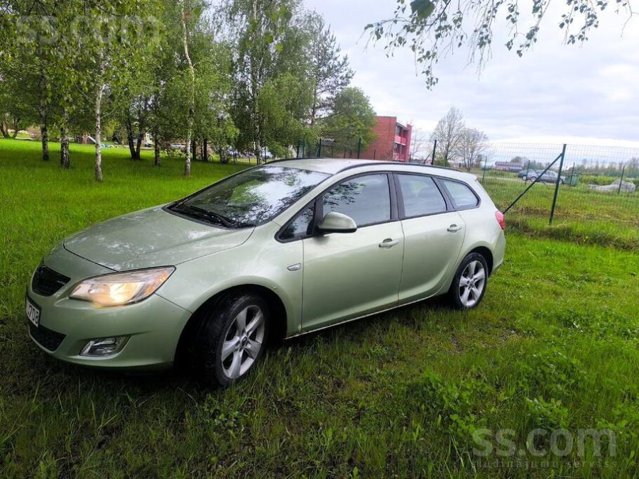 Yellow Opel Astra 2011 in Jelgava, with an engine capacity of 1.70 L and mileage of 348 thousand km for 2450 €, photo 5 on AUTOMOTO.COM.LV
