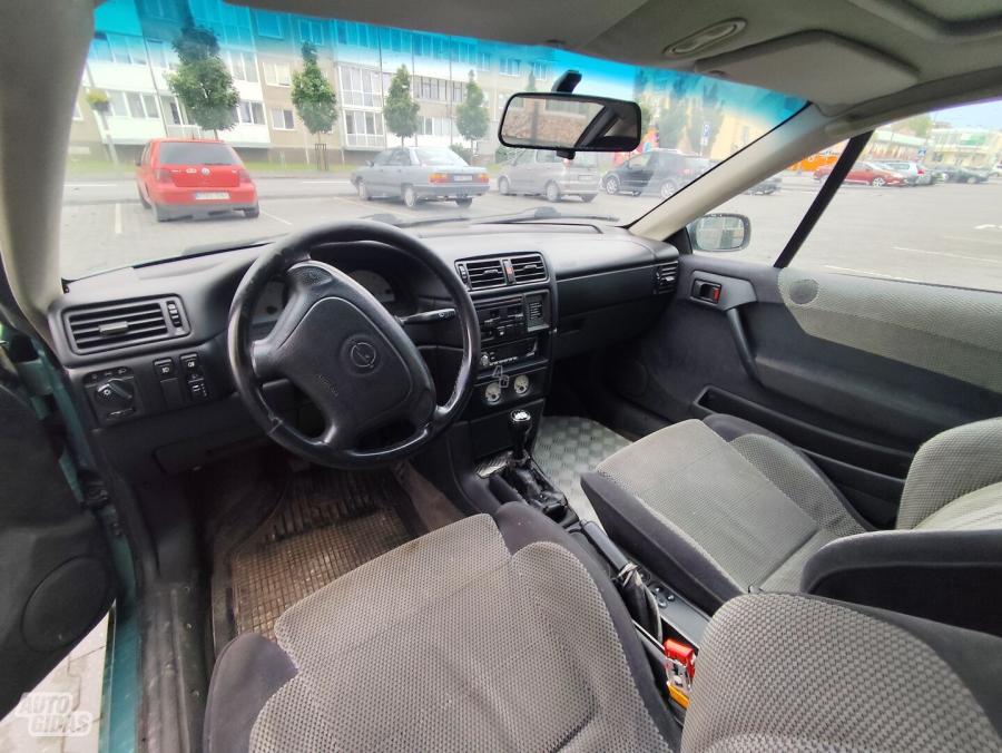 Opel Calibra 1995 in Radviliskis, with an engine capacity of 2.00 L and mileage of 270 thousand km for 2300 €, photo 8 on AUTOMOTO.COM.LV