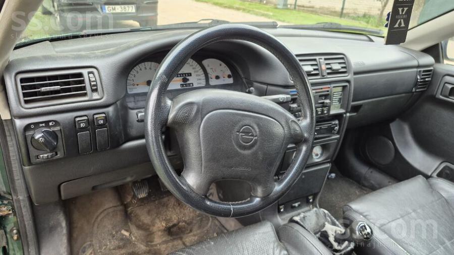 Green Opel Calibra 1998 in Daugavpils, with an engine capacity of 2.50 L and mileage of 286 thousand km for 2000 €, photo 4 on AUTOMOTO.COM.LV