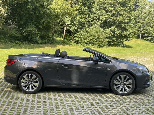 Brown Opel Cascada 2013 in Vilnius, with an engine capacity of 1.96 L and mileage of 159 thousand km for 7400 €, photo 3 on AUTOMOTO.COM.LV
