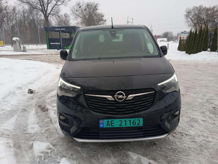 Black Opel Combo 2019 in Jonava, with an engine capacity of 1.50 L and mileage of 105 thousand km for 5700 €, photo 2 on AUTOMOTO.COM.LV