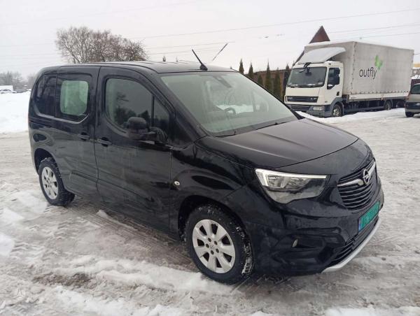 Black Opel Combo 2019 in Jonava, with an engine capacity of 1.50 L and mileage of 105 thousand km for 5700 €, photo 3 on AUTOMOTO.COM.LV