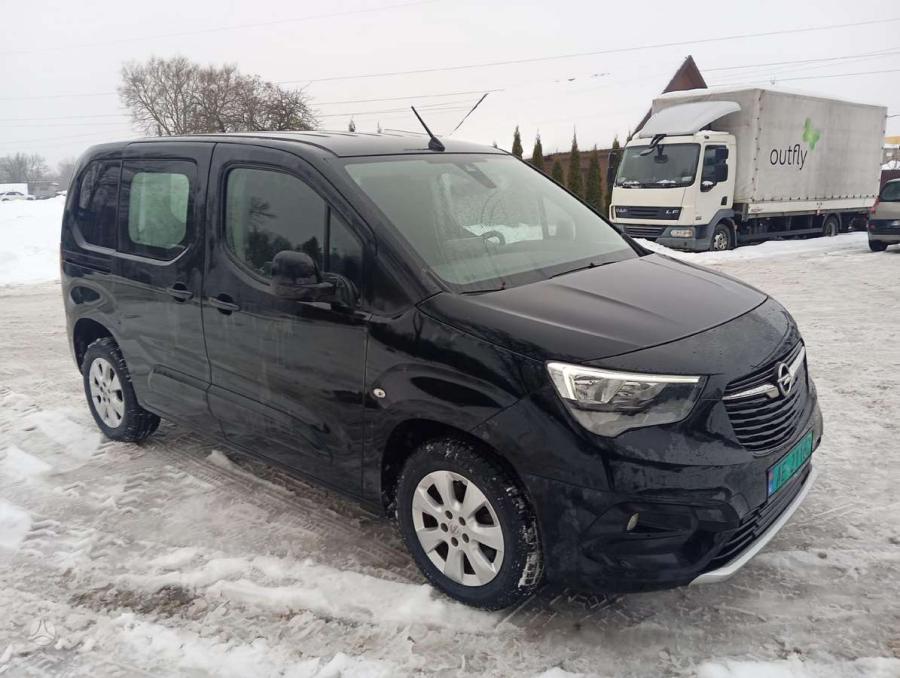 Black Opel Combo 2019 in Jonava, with an engine capacity of 1.50 L and mileage of 105 thousand km for 5700 €, photo 3 on AUTOMOTO.COM.LV