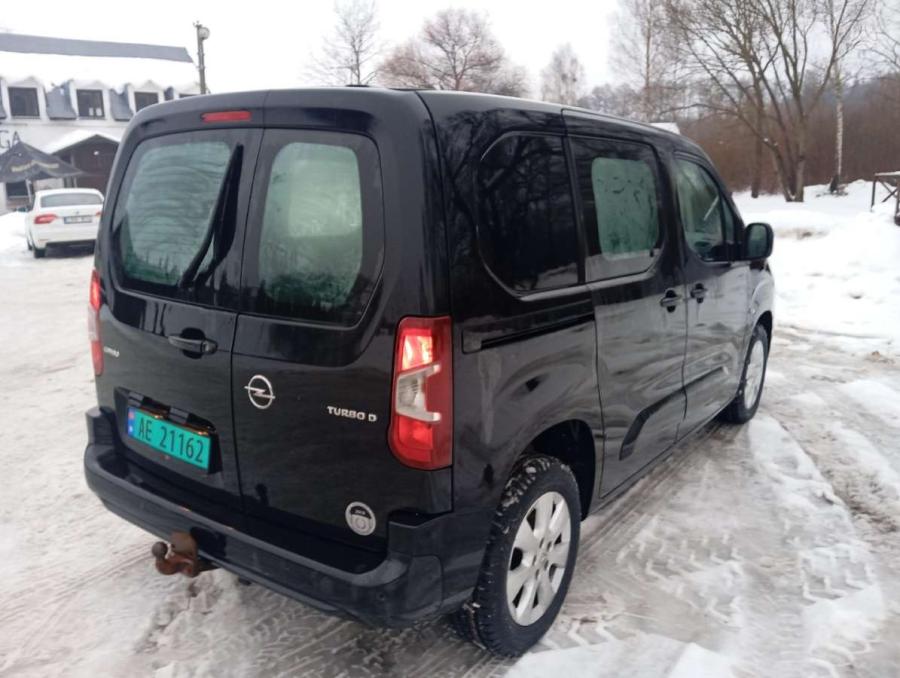 Black Opel Combo 2019 in Jonava, with an engine capacity of 1.50 L and mileage of 105 thousand km for 5700 €, photo 4 on AUTOMOTO.COM.LV