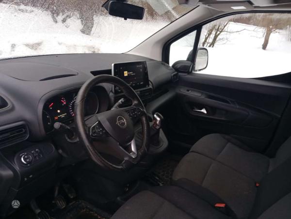 Black Opel Combo 2019 in Jonava, with an engine capacity of 1.50 L and mileage of 105 thousand km for 5700 €, photo 7 on AUTOMOTO.COM.LV