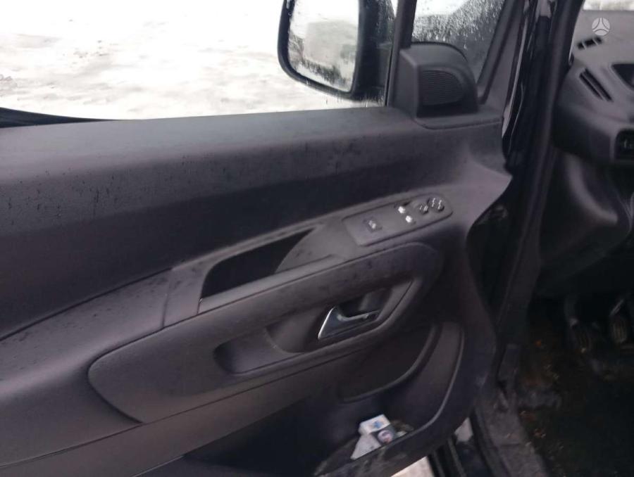 Black Opel Combo 2019 in Jonava, with an engine capacity of 1.50 L and mileage of 105 thousand km for 5700 €, photo 8 on AUTOMOTO.COM.LV