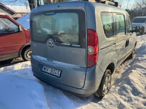 Blue Opel Combo 2012 in Cesis, with an engine capacity of 1.60 L and mileage of 289 thousand km for 1200 €, photo 3 on AUTOMOTO.COM.LV