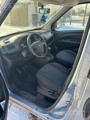 Blue Opel Combo 2012 in Cesis, with an engine capacity of 1.60 L and mileage of 289 thousand km for 1200 €, photo 6 on AUTOMOTO.COM.LV