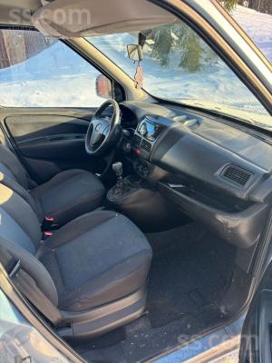 Blue Opel Combo 2012 in Cesis, with an engine capacity of 1.60 L and mileage of 289 thousand km for 1200 €, photo 7 on AUTOMOTO.COM.LV