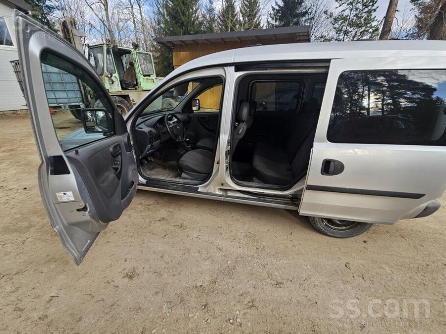 Pelēks Opel Combo 2004 Cēsis, ar dzinēja tilpumu 1.70 L un nobraukumu 230 tūkst. km par 1850 €, foto 3 vietnē AUTOMOTO.COM.LV