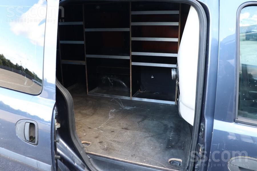 Grey Opel Combo 2007 in Valmiera, with an engine capacity of 1.70 L and mileage of 203 thousand km for 2700 €, photo 8 on AUTOMOTO.COM.LV