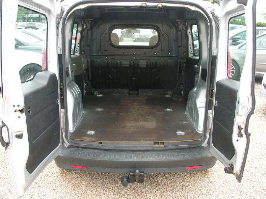 Grey Opel Combo 2017 in Riga, with an engine capacity of 1.60 L and mileage of 78 thousand km for 6950 €, photo 6 on AUTOMOTO.COM.LV