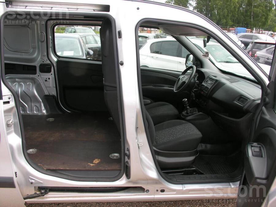 Grey Opel Combo 2017 in Riga, with an engine capacity of 1.60 L and mileage of 78 thousand km for 6950 €, photo 7 on AUTOMOTO.COM.LV