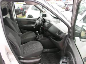 Grey Opel Combo 2017 in Riga, with an engine capacity of 1.60 L and mileage of 78 thousand km for 6950 €, photo 8 on AUTOMOTO.COM.LV