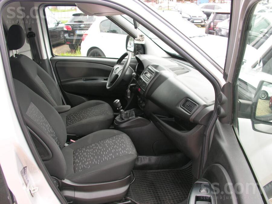 Grey Opel Combo 2017 in Riga, with an engine capacity of 1.60 L and mileage of 78 thousand km for 6950 €, photo 8 on AUTOMOTO.COM.LV