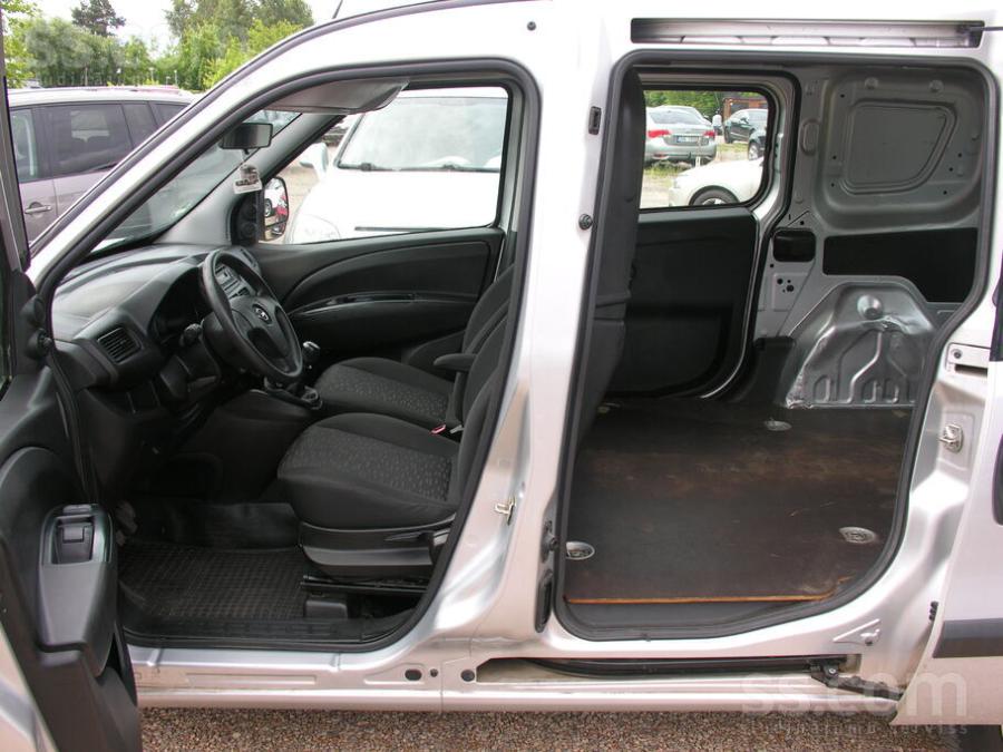 Grey Opel Combo 2017 in Riga, with an engine capacity of 1.60 L and mileage of 78 thousand km for 6950 €, photo 9 on AUTOMOTO.COM.LV