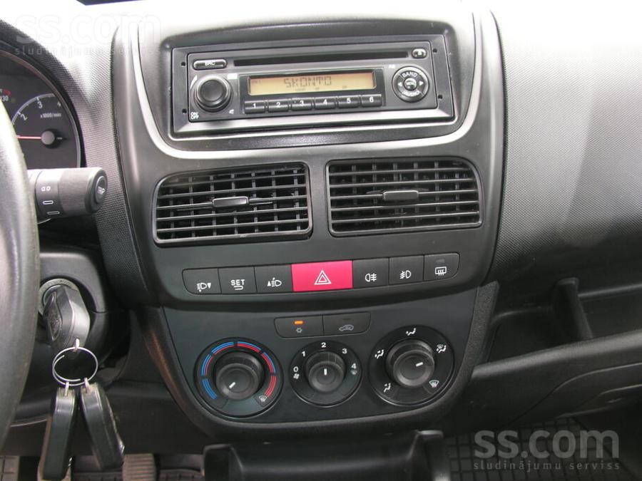 Grey Opel Combo 2017 in Riga, with an engine capacity of 1.60 L and mileage of 78 thousand km for 6950 €, photo 14 on AUTOMOTO.COM.LV