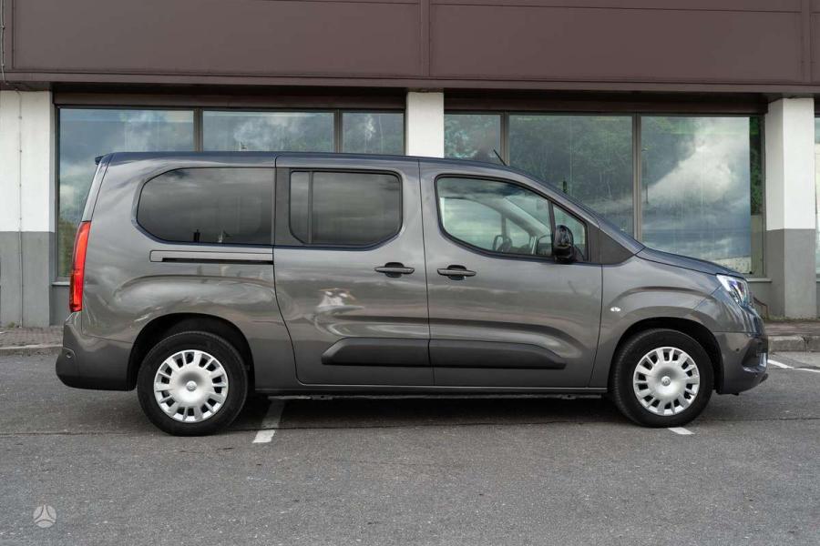 Grey Opel Combo 2022 in Vilnius, with an engine capacity of 1.20 L and mileage of 78 thousand km for 16450 €, photo 4 on AUTOMOTO.COM.LV